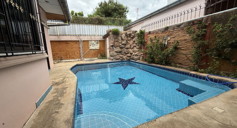 For rent 4 bedrooms villa in Bang Lamung, Chonburi | Hipflat