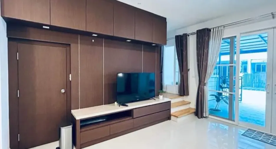 Casa adosada en alquiler de 3 habitaciones en Wang Thonglang, Bangkok ...