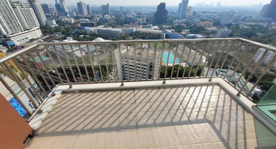 For rent 3 bedrooms condo in Khlong Toei, Bangkok | Hipflat