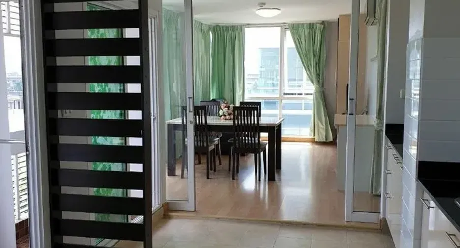 For rent 3 bedrooms condo in Huai Khwang, Bangkok | Hipflat
