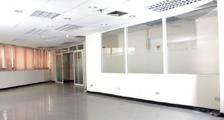 Voravit Building - Condo in Bang Rak | Hipflat