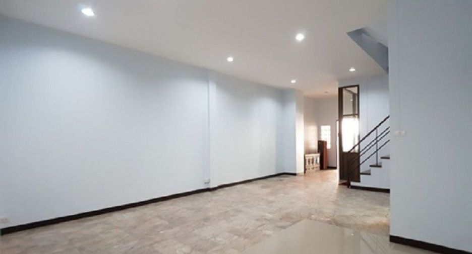 Montri Villa - Condo in Thon Buri | Hipflat
