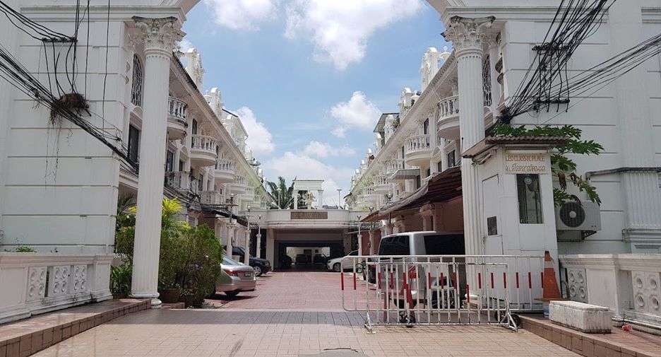 Leo Classic Place - Condo in Watthana | Hipflat