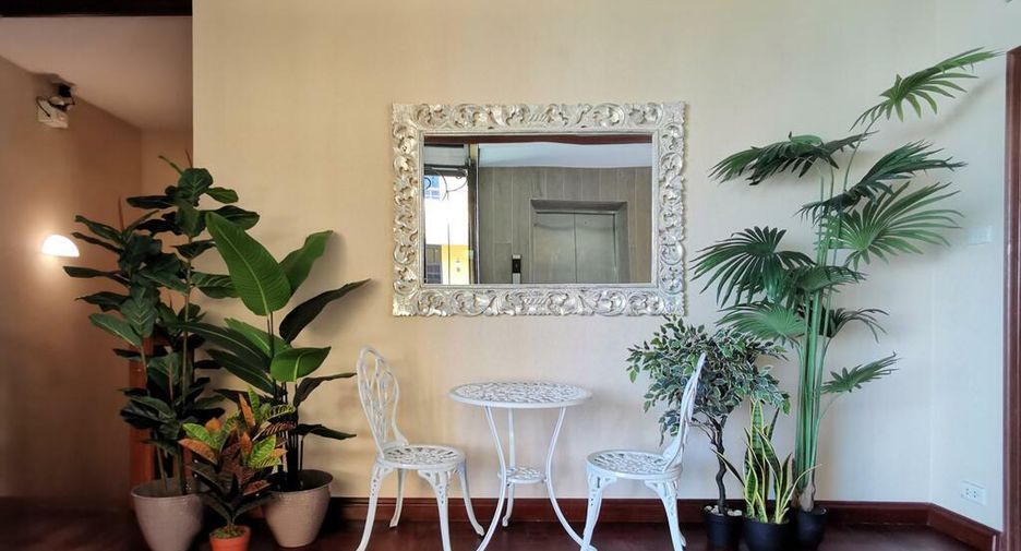 RoomQuest Sukhumvit 36 BTS Thonglor - Condo in Khlong Toei | Hipflat